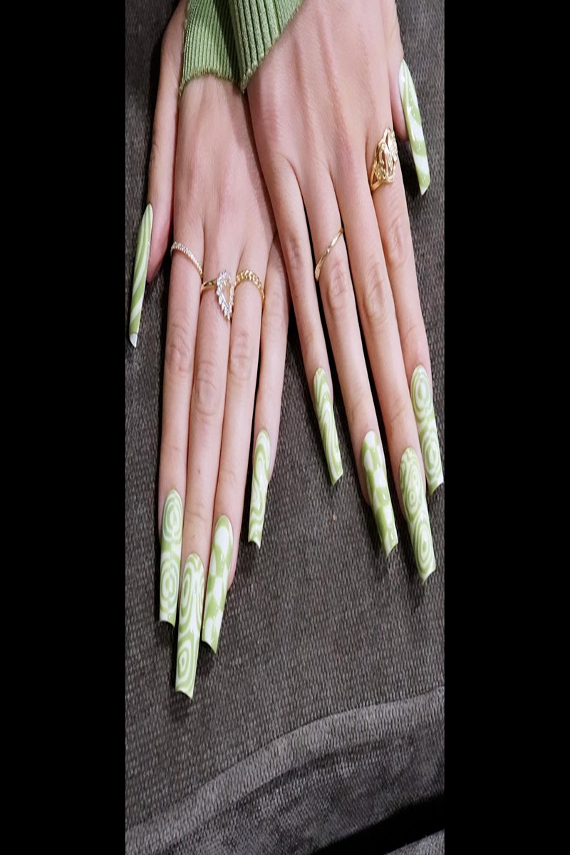 Natalie Minerva trasforma la nail art in narrazione per le più grandi ...