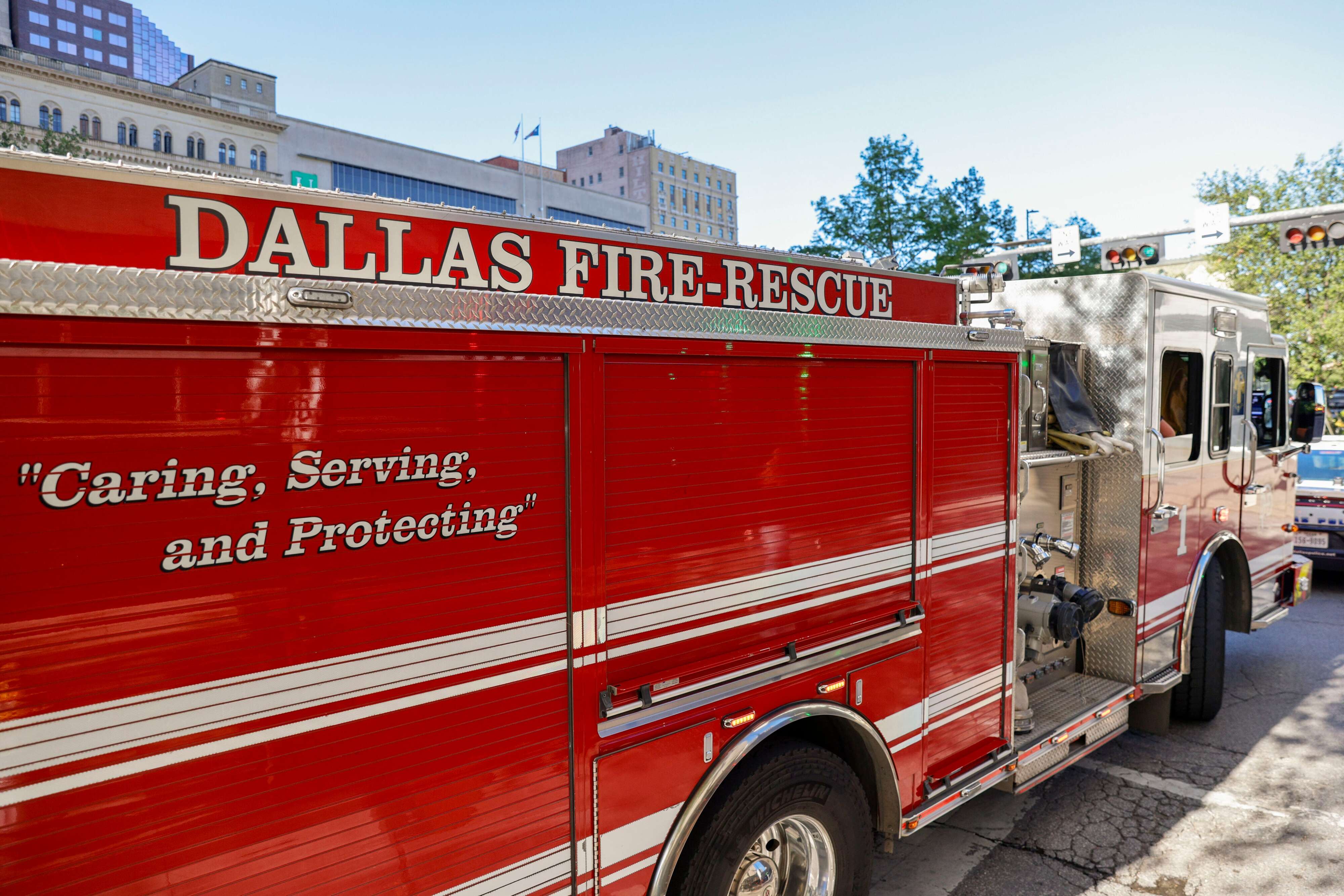 Blaze badly damages Old East Dallas apartment complex; 2 firefights ...