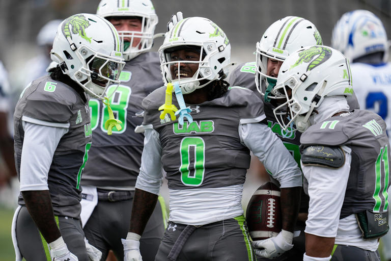 UAB, interim coach Alex Mortensen stun Memphis, defeat Tigers 31-24