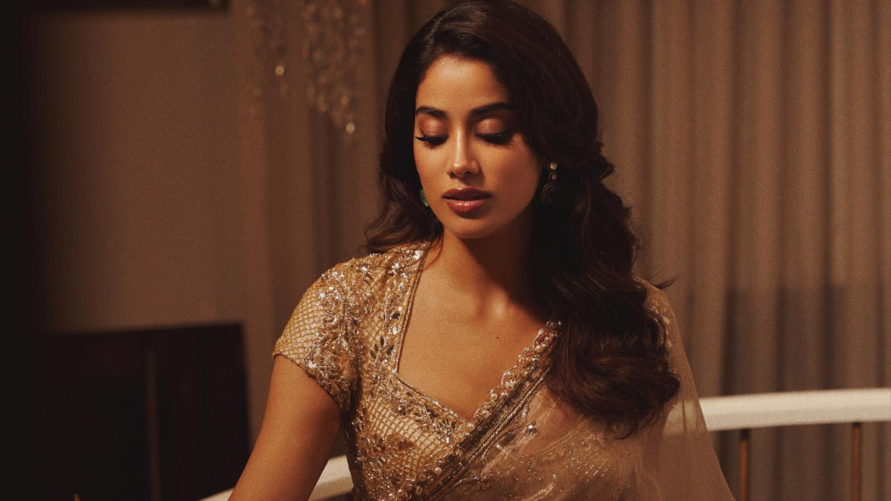 5 heavy blouse designs to pair with plain sarees this Diwali