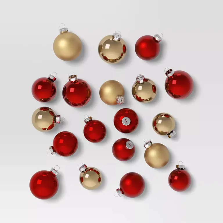 Sorry to 2025 Christmas Trends, but Hugh Jackman's Traditional Tree ...