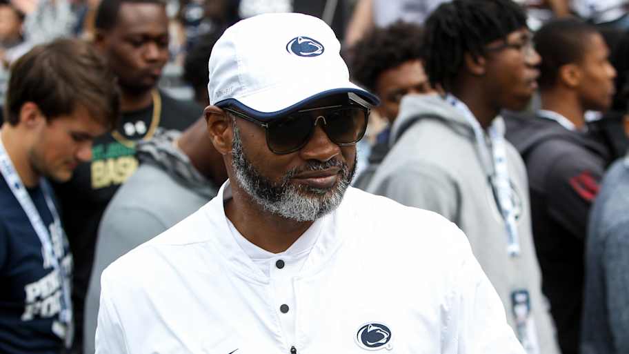 Terry Smith gets fired up with Penn State's statement score before halftime