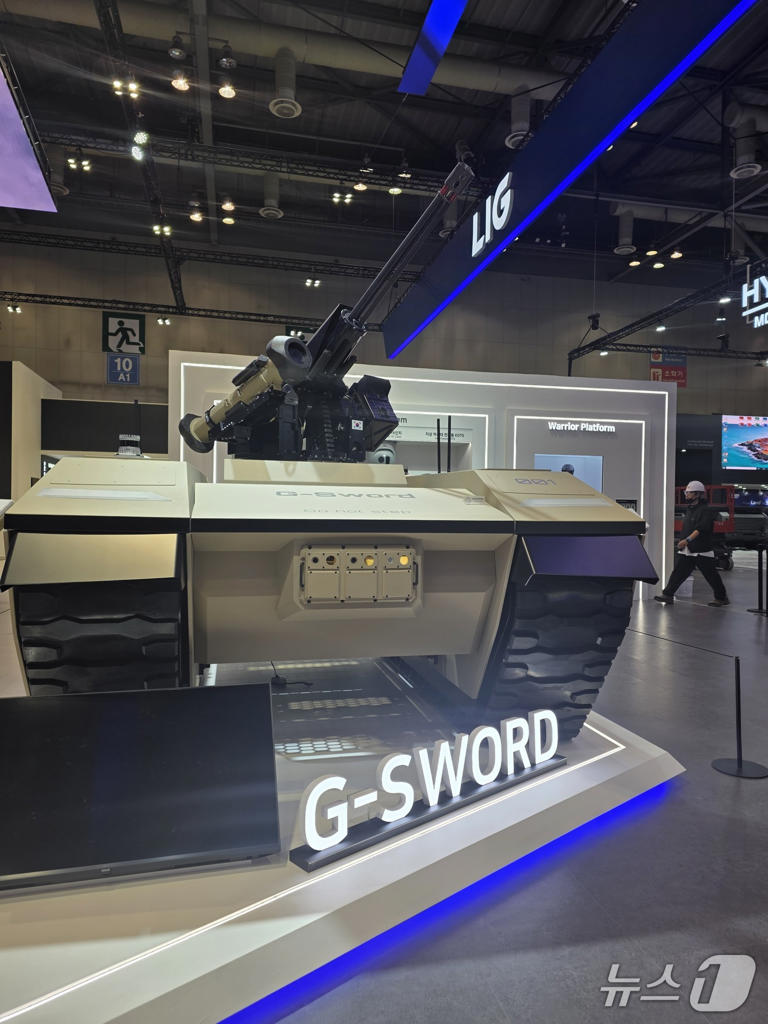 LIG넥스원, ADEX 2025 참가…KF-21 무기체계에 전자전기 형상 첫 공개