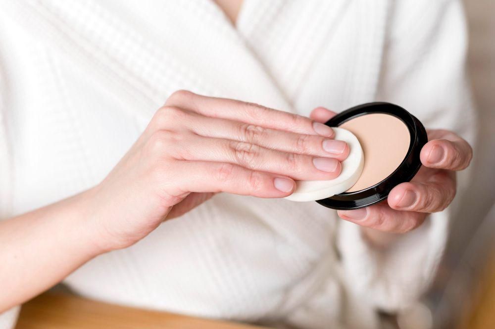 Compact powder vs two way cake, lebih bagus mana?