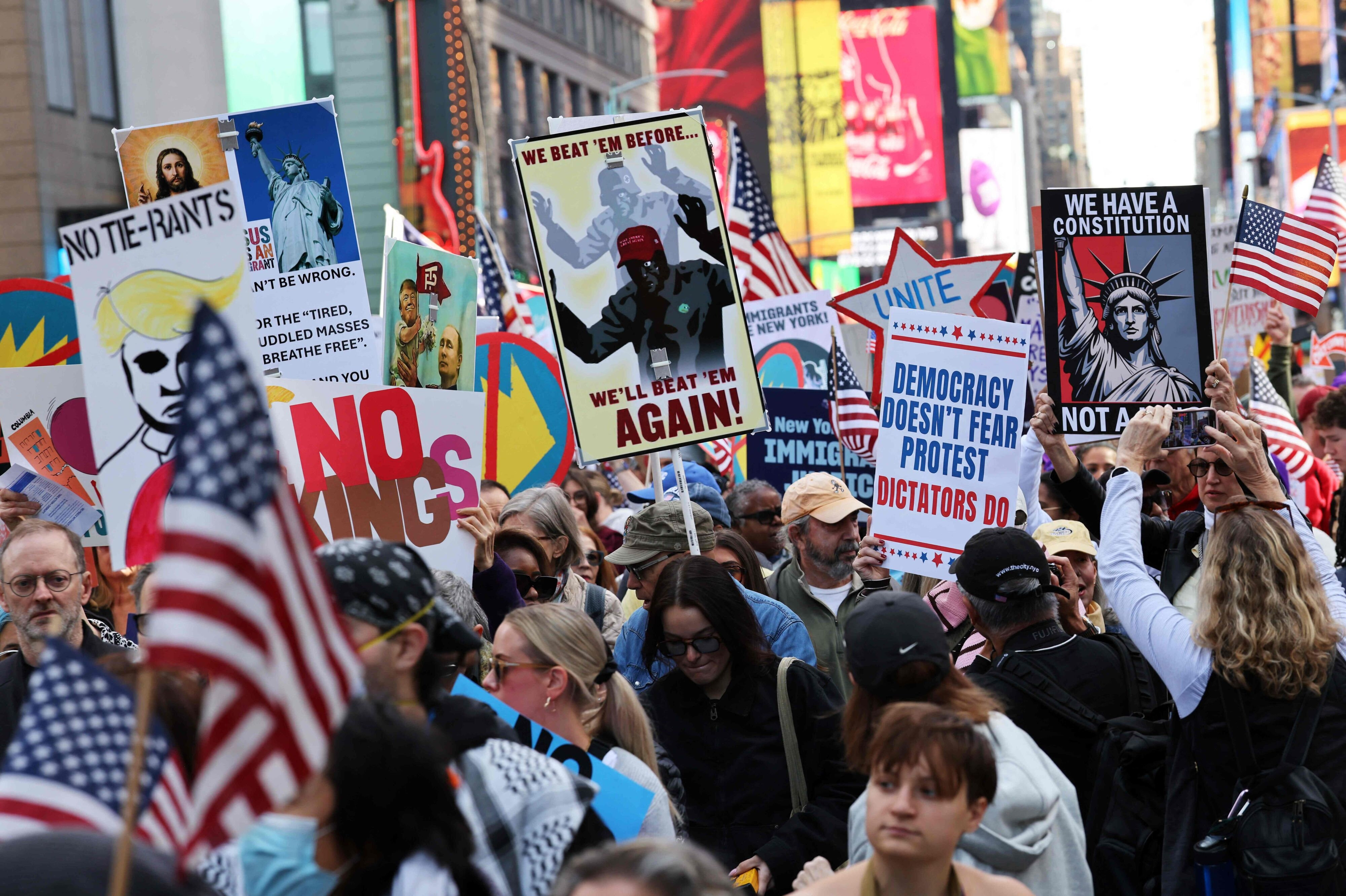 Over hele USA demonstrerer amerikanere mod Trump