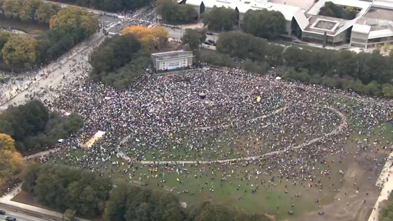 Thousands pack downtown Chicago for No Kings protests