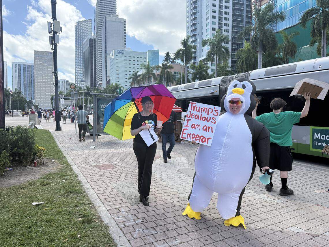 South Florida anti-Trump protests were packed with inflatable costumes ...