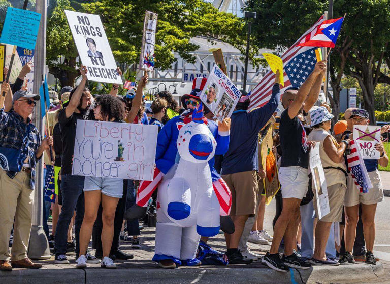 South Florida anti-Trump protests were packed with inflatable costumes ...