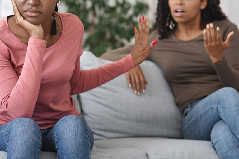 Woman says grown cousin showed up to family trip and expected everyone ...