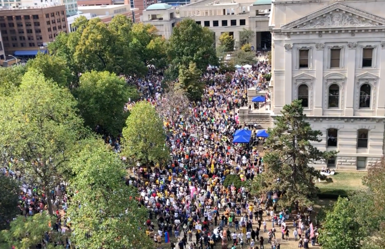 Thousands fill Indiana Statehouse lawn for No Kings protest