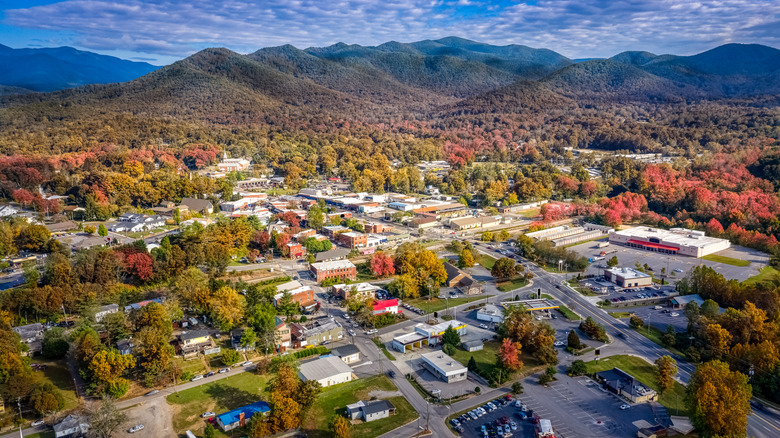 Sandwiched Between North Carolina's Blue Ridge And Smoky Mountains Is ...