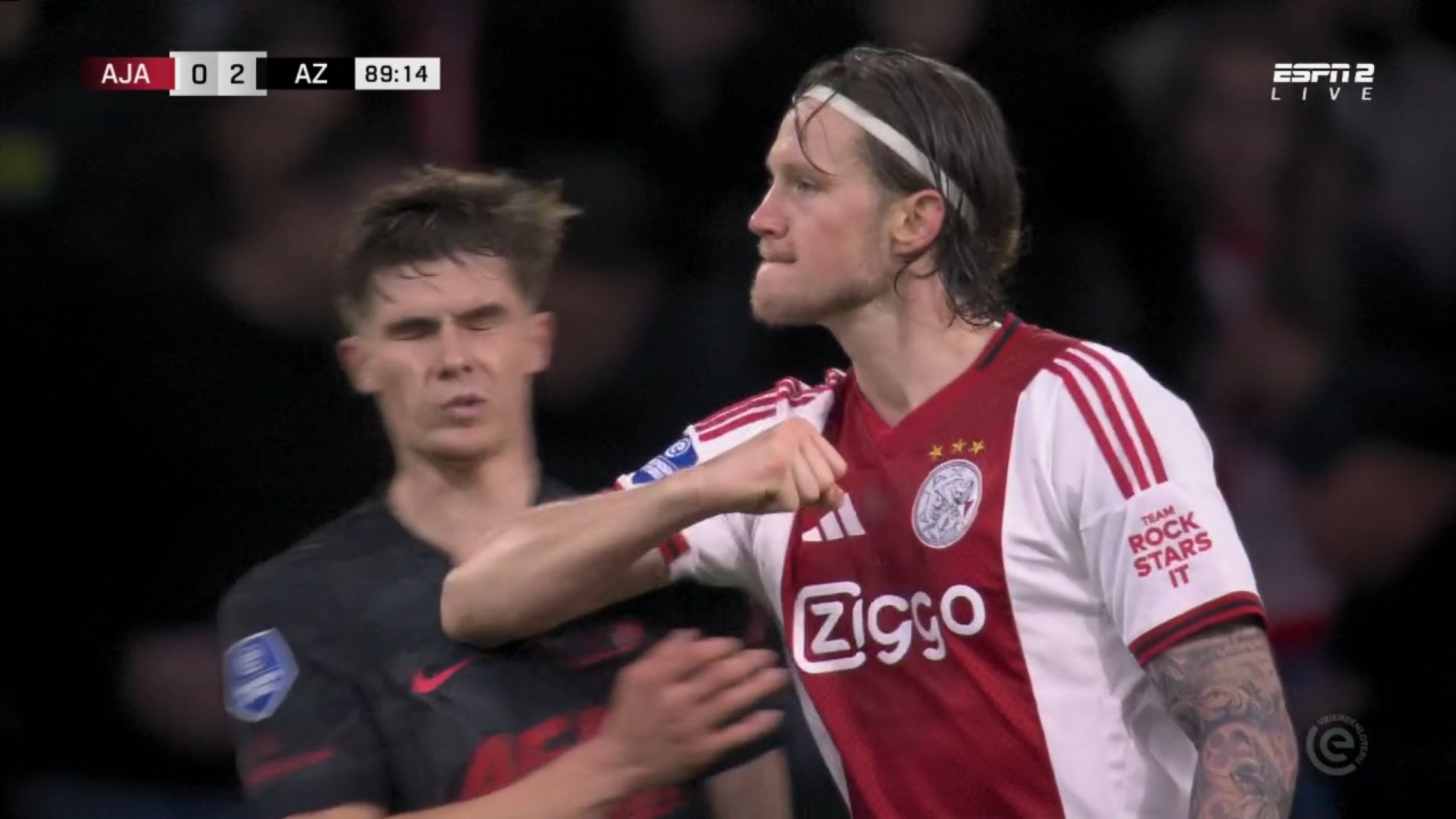 Wout Weghorst slaat Wouter Goes met elleboog naar de grond tijdens Ajax ...