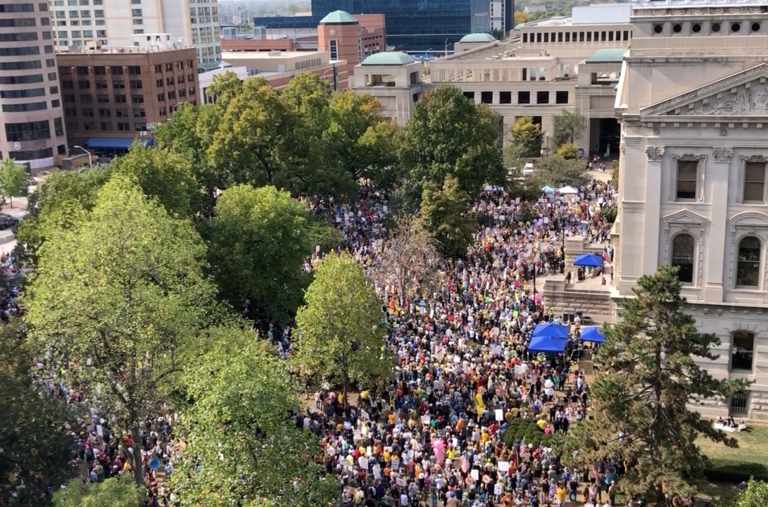 Thousands fill Indiana Statehouse lawn for No Kings protest