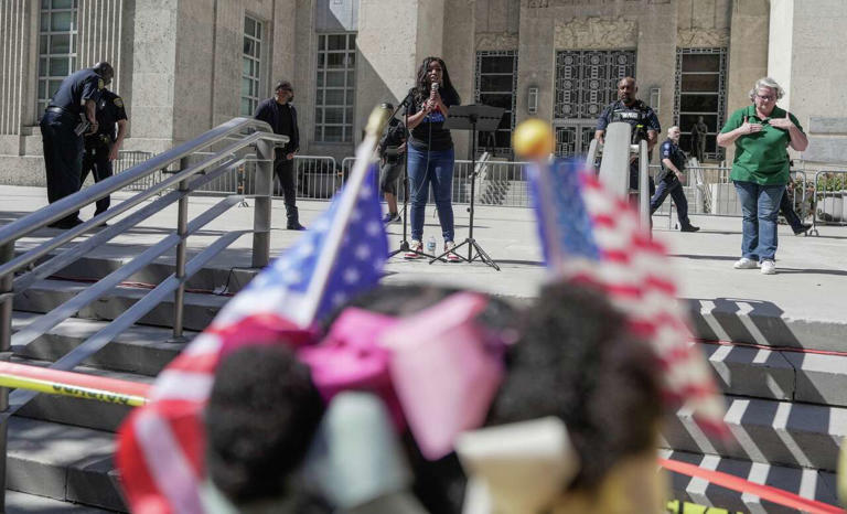 Live updates: Thousands of No Kings protesters rally across Houston area