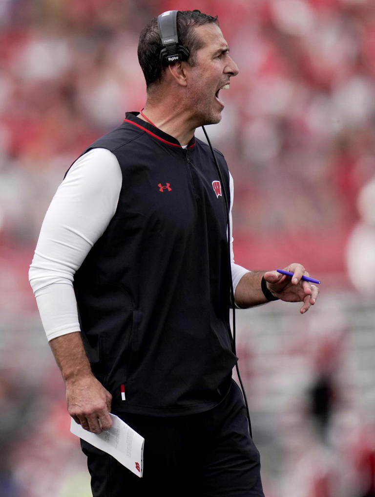 What channel is Wisconsin vs Oregon on tonight? Time, TV, schedule to ...