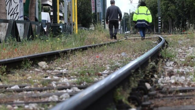 Τον χαβά του οδηγός στην Πάτρα: Πάρκαρε σχεδόν στις ράγες και οι μπάρες ...