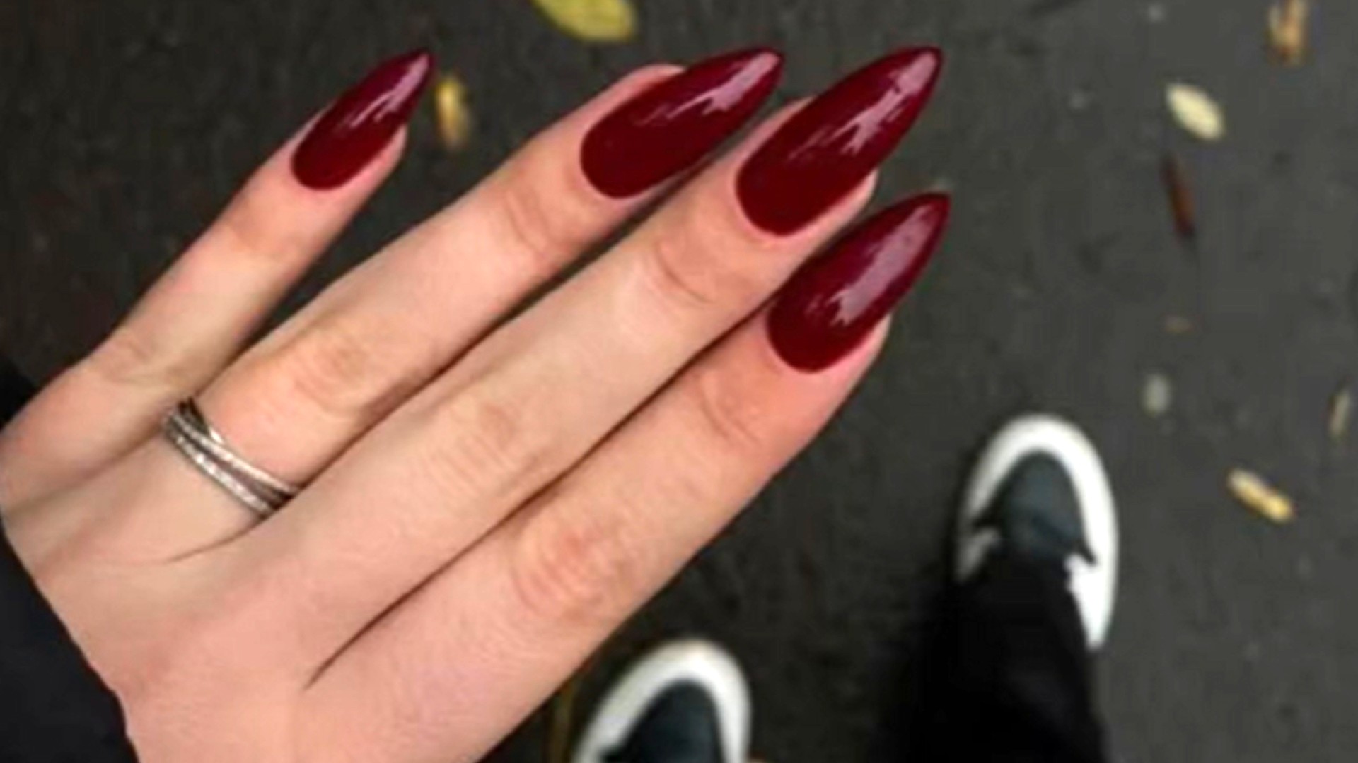Trend nehtů této sezóny: „Bordeaux Baddie Nails“