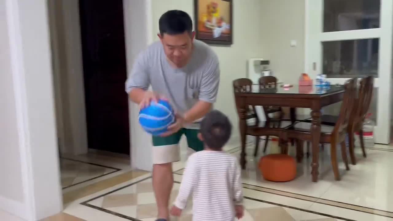 Toddler’s tumble during father–child basketball game in Shandong, China