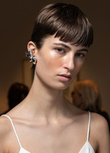 Kurz, präzise, selbstbewusst: Der Gamine Cut bringt Pariser Charme in ...