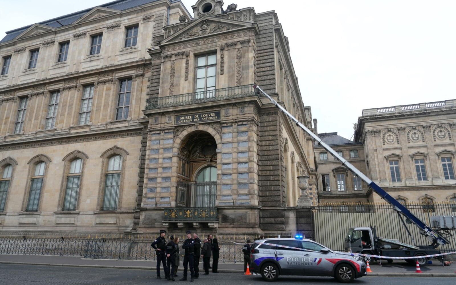 Chainsaw-wielding robbers flee Louvre with jewellery