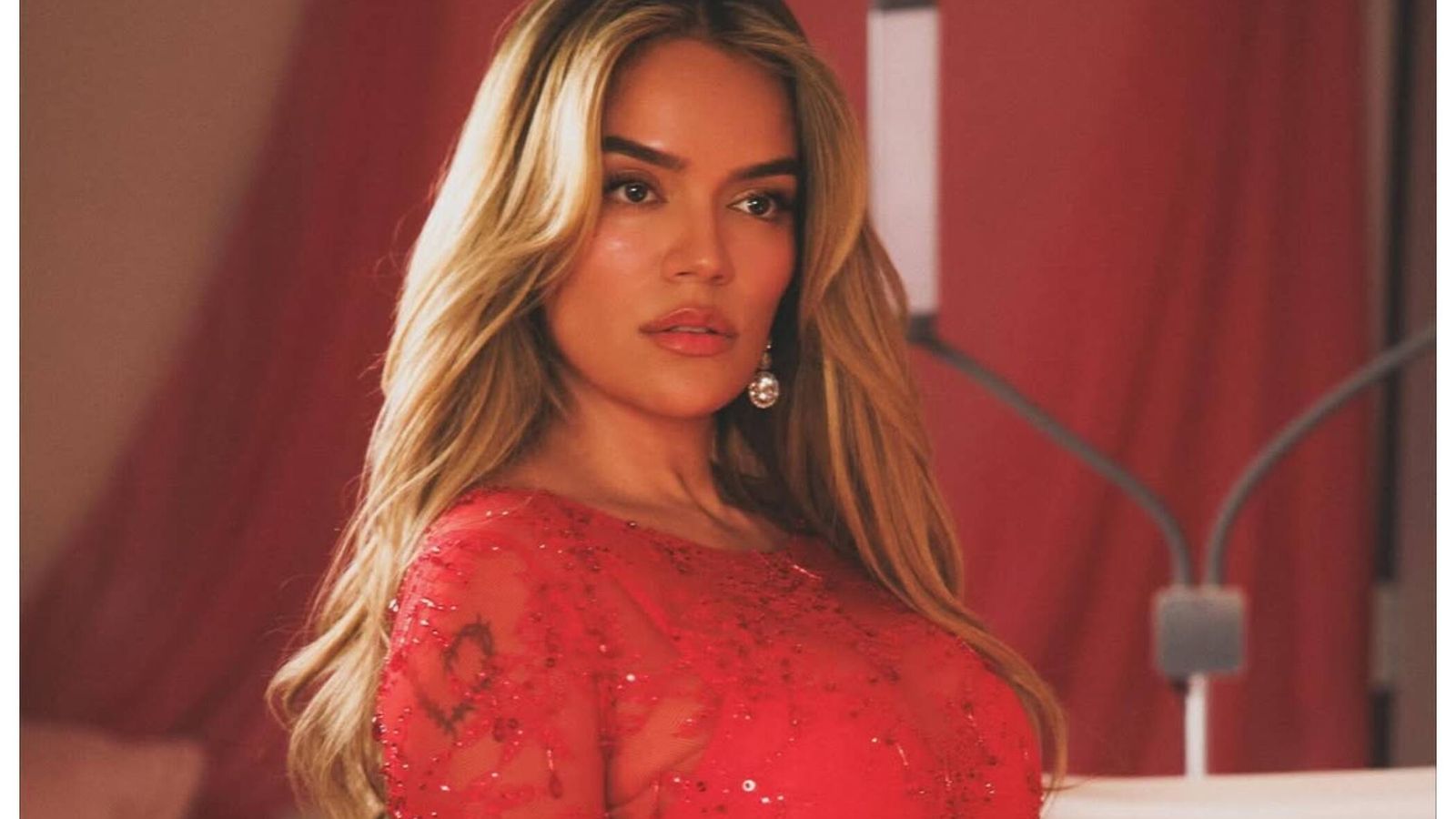 Así se confeccionó el espectacular traje con el que Karol G arrasó como ...