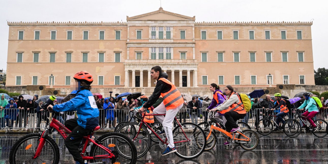 Γέμισε ποδήλατα η Αθήνα παρά τη βροχή -Δείτε εικόνες