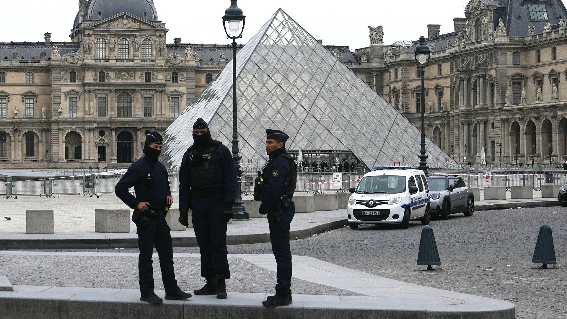 Thieves Steal Napoleon’s Jewelry from The Louvre in Paris: Report