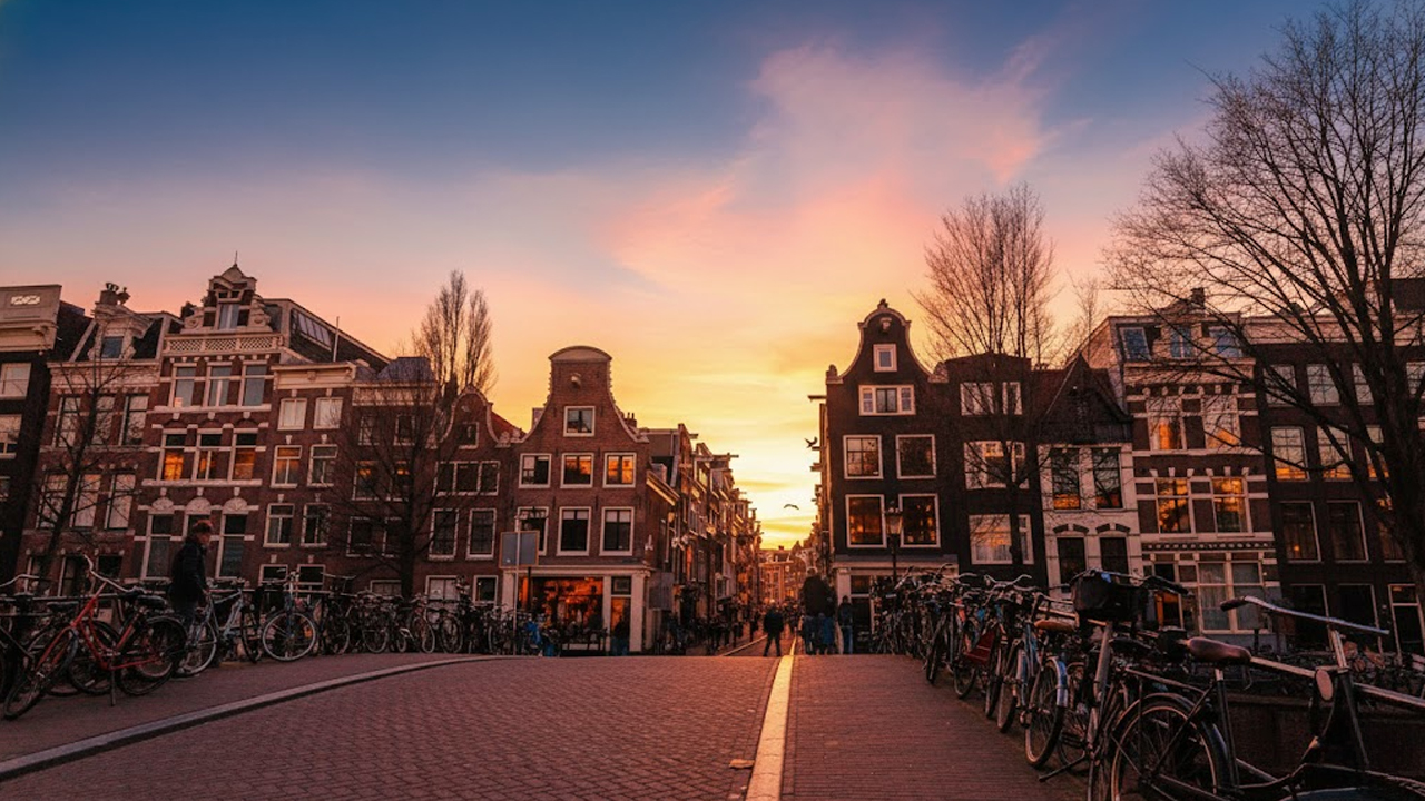 Amsterdam City Walk – Sunset Canals and City Views