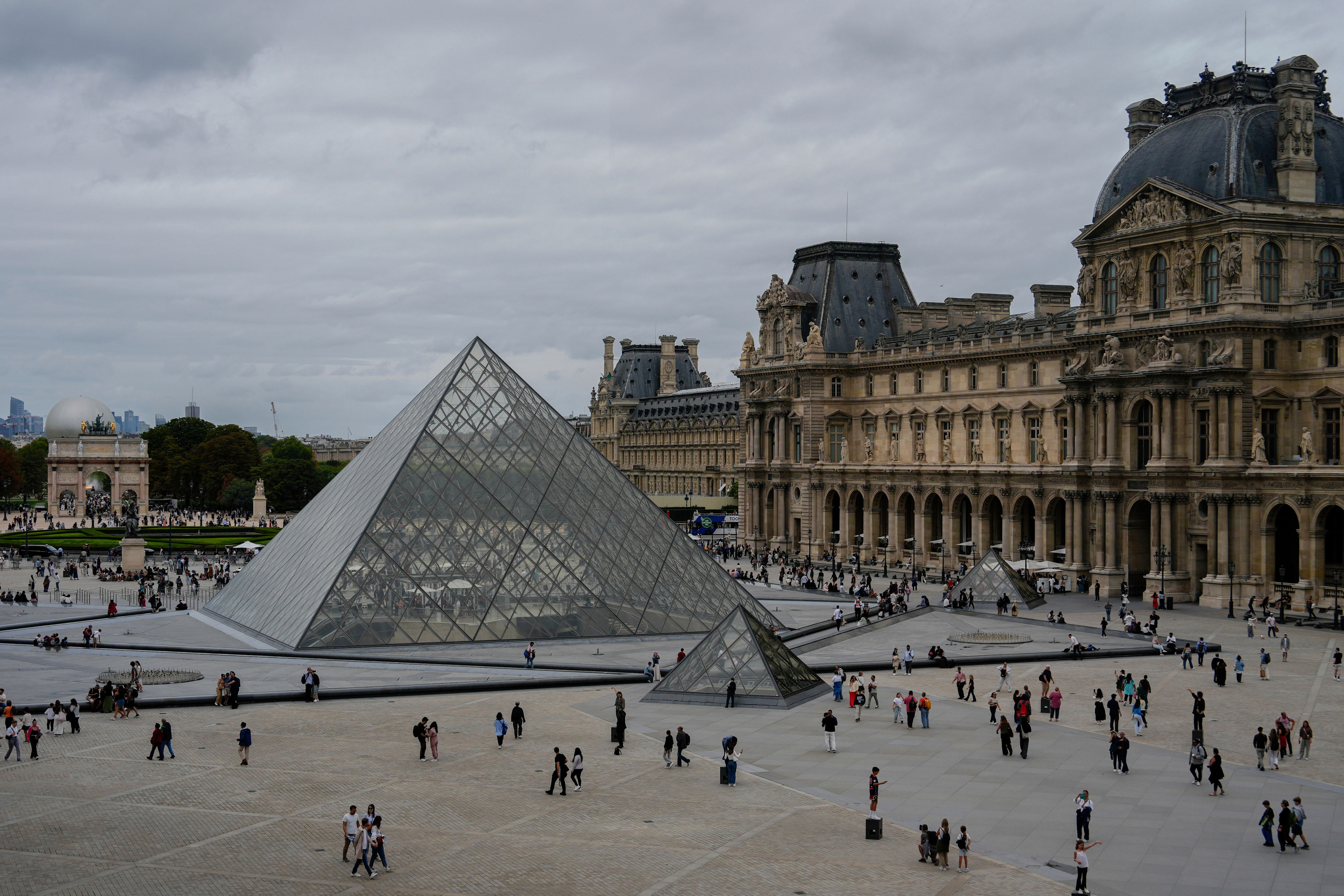 Louvre-innbrudd: Tyver skal ha stukket av med Napoleons smykker
