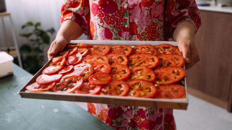 The Only Way You Should Be Cutting A Tomato