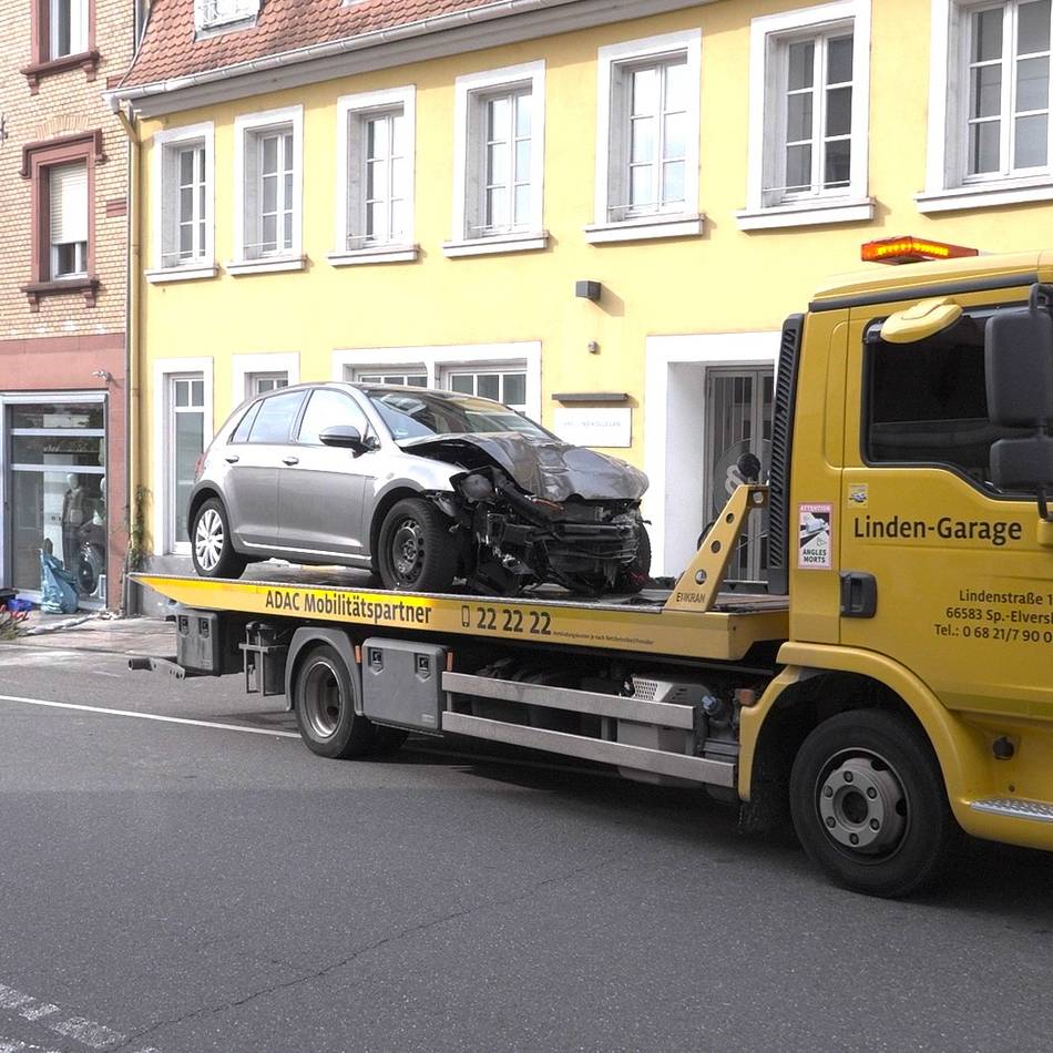 Auto kollidiert in St. Ingbert mit Verteilerkasten und Hauswand