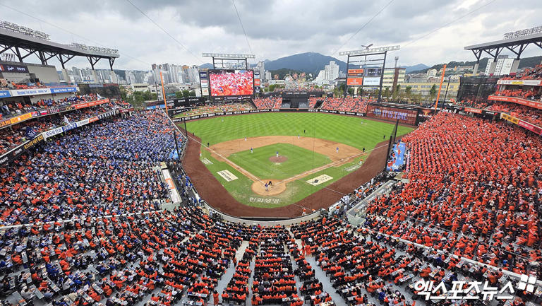 1초 만에 매진된다더니…빈자리? KBO PS에는 없다→가을야구 29연속 매진+누적 관중 17만 돌파 [PO2]