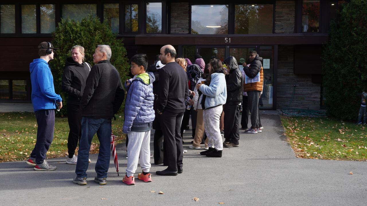 Hundreds line up at Kanata health clinic for chance at a new doctor
