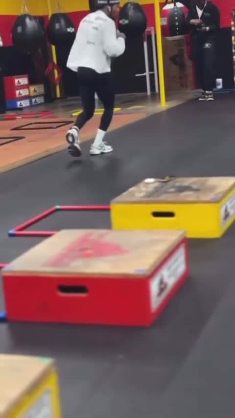 Wow Gervonta Davis Exhibits Super Fast Foot Work in Camp