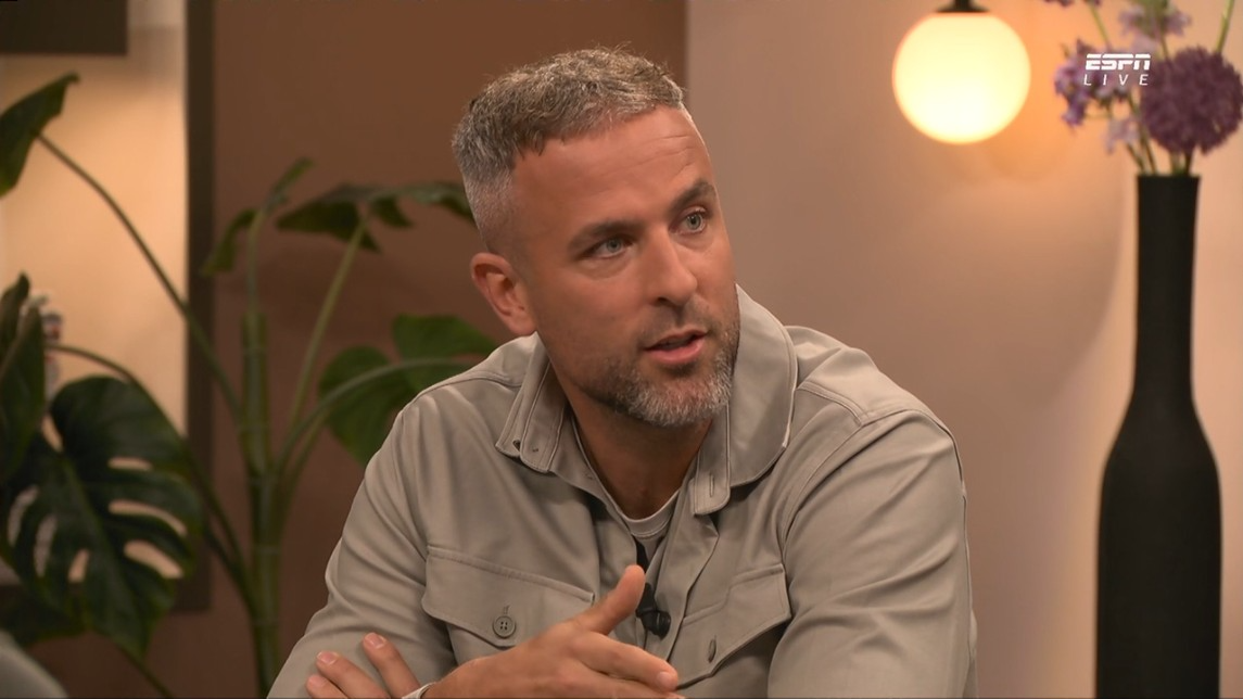 Seuntjens wil regelwijziging na elleboog Weghorst: ‘Scheids naar scherm ...