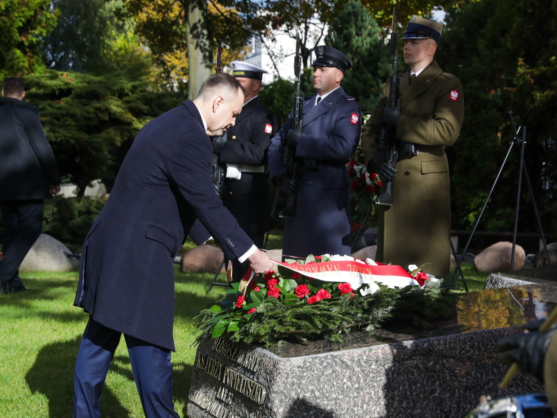 Prezydent oddał hołd ks. Popiełuszce. Wymowny gest