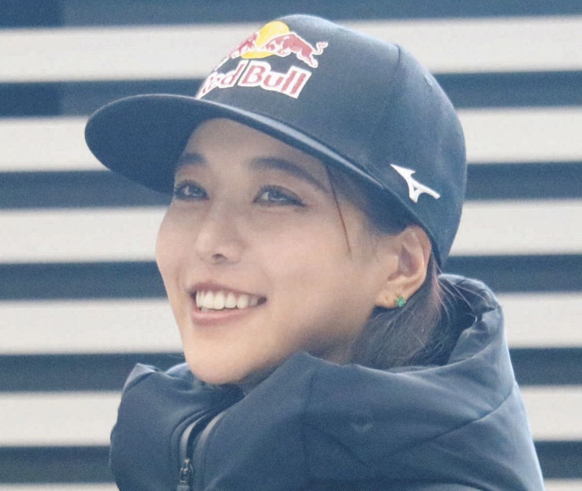 高梨沙羅、スニーカー&ハーフパンツコーデの”美脚”フォーカスショットに「cute」「オシャンティ！」と絶賛の声