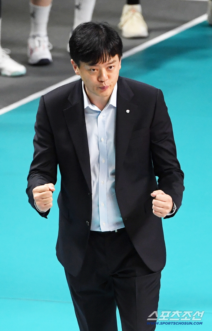 GS Caltex coach Lee Young-taek's serve was successful as the winner of ...