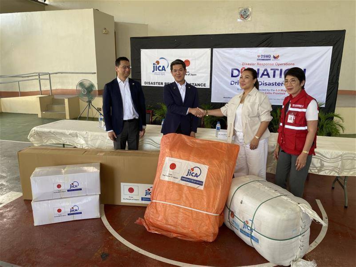 Japan turns over emergency assistance to Cebu