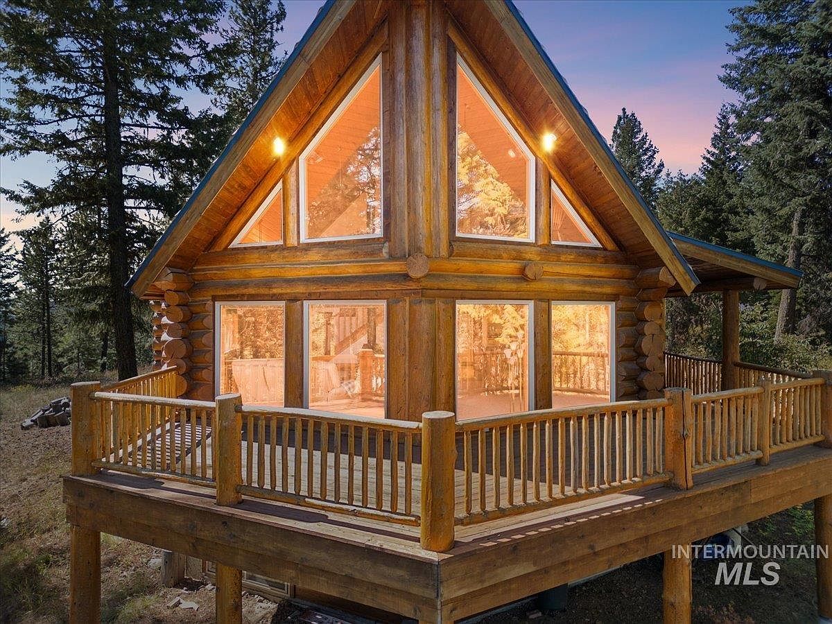 Spacious Log Home in Idaho on 8 Wooded Acres with Soaring Ceilings ...