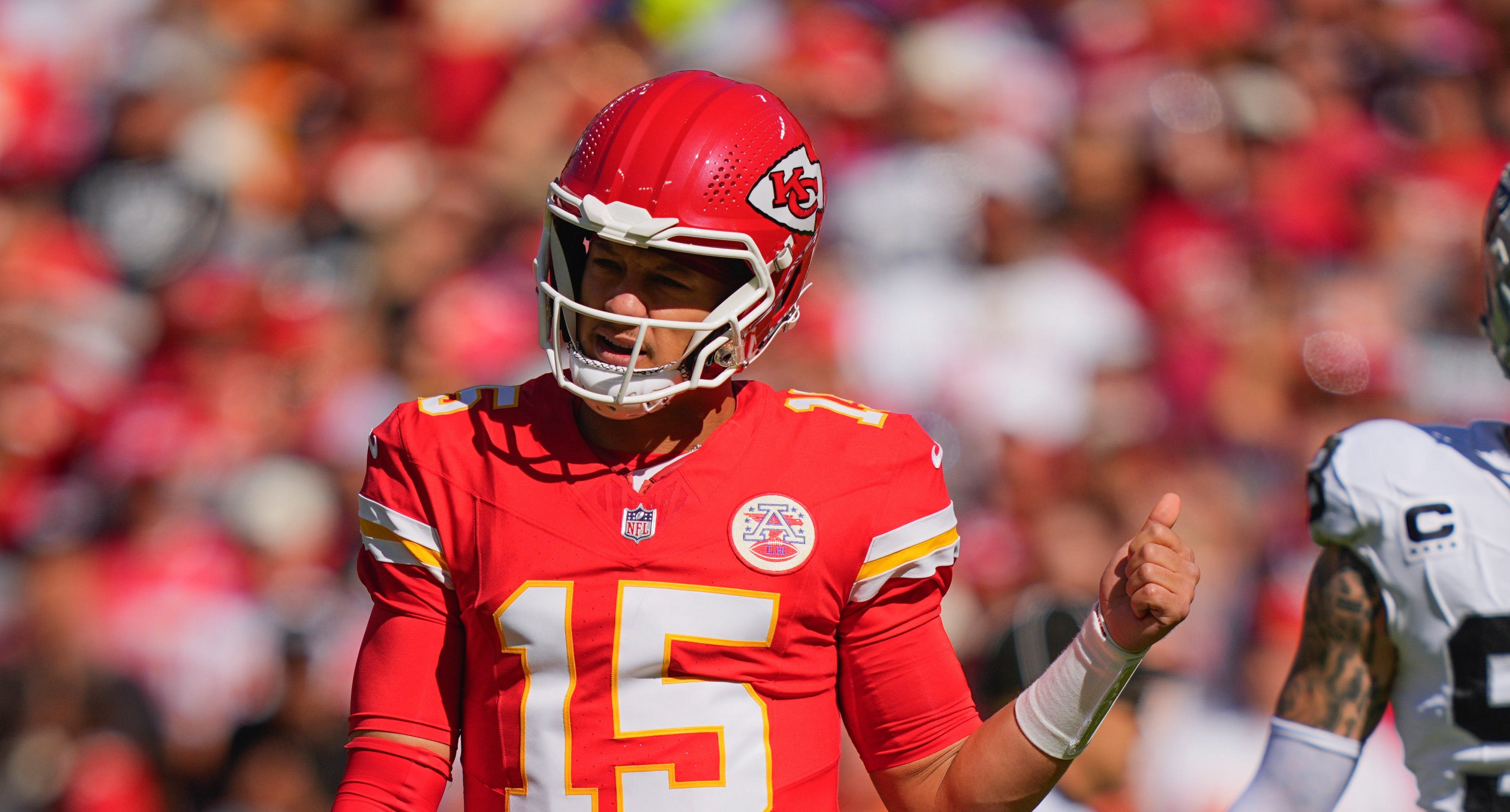 Mics picked up Patrick Mahomes complaining about play call as a ...