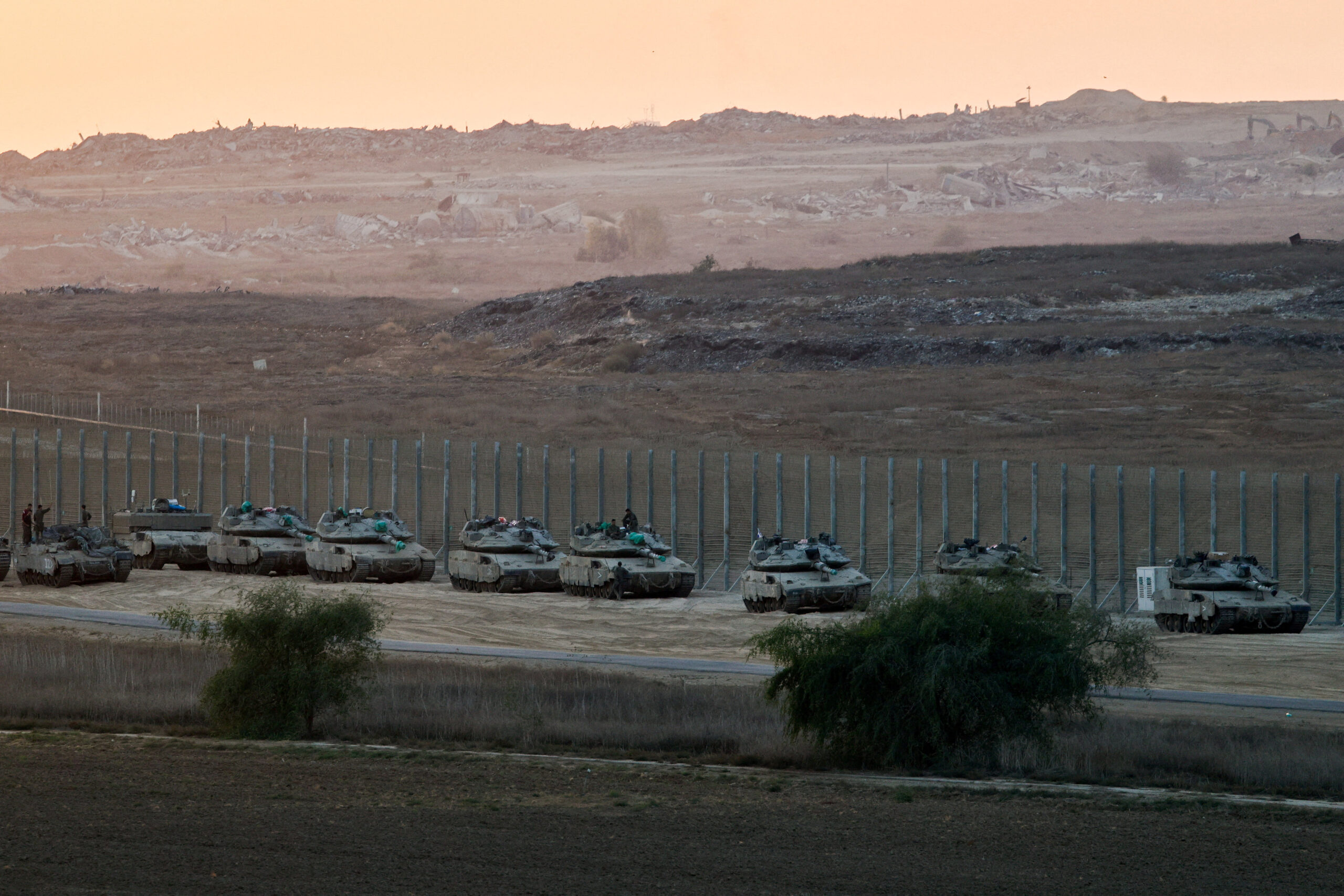 IDF: Επίθεση σε «δεκάδες» στόχους της Χαμάς στη Γάζα – 33 νεκροί, λέει ...