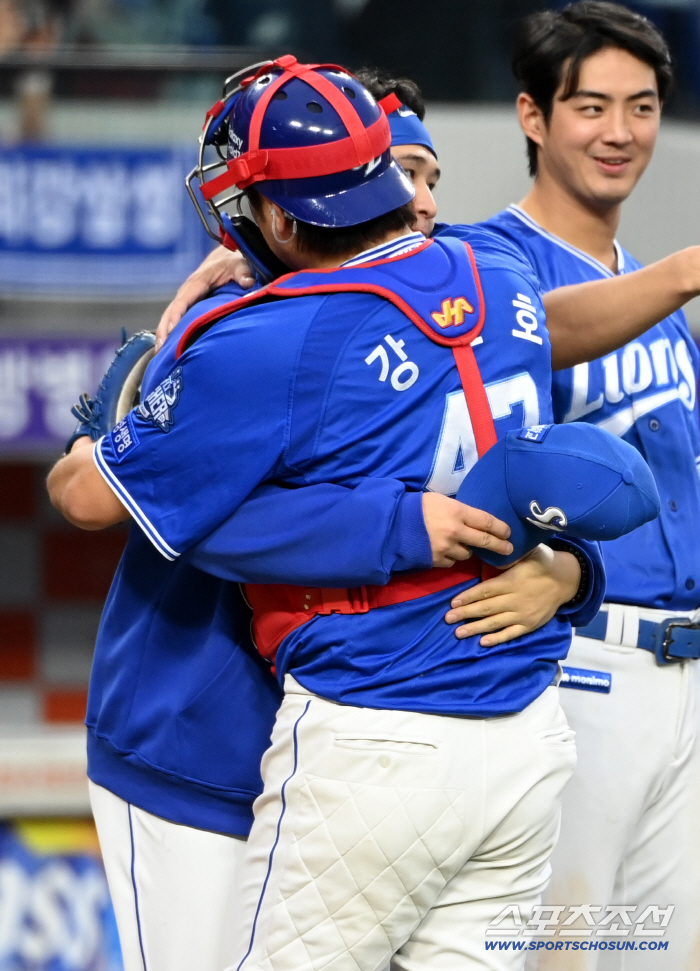 Kang Min-ho, who responded with a two-run shot to Choi Won-tae's ...