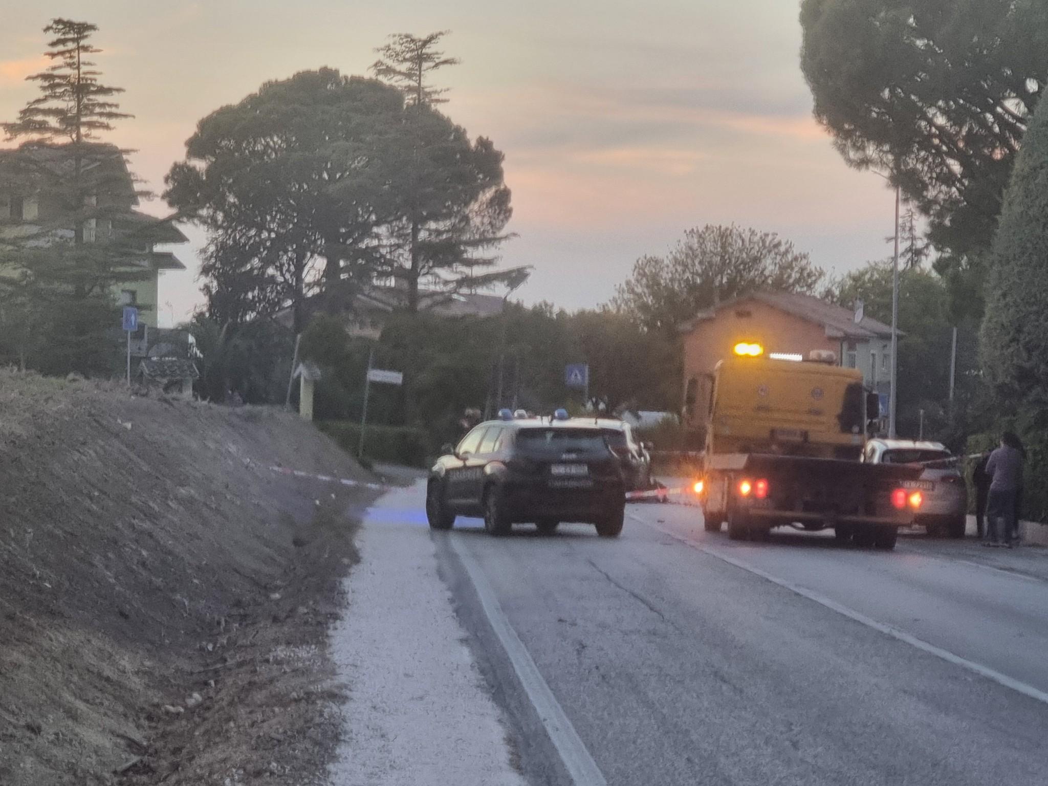 Brutto incidente frontale tra due auto: tre feriti e strada chiusa per ...