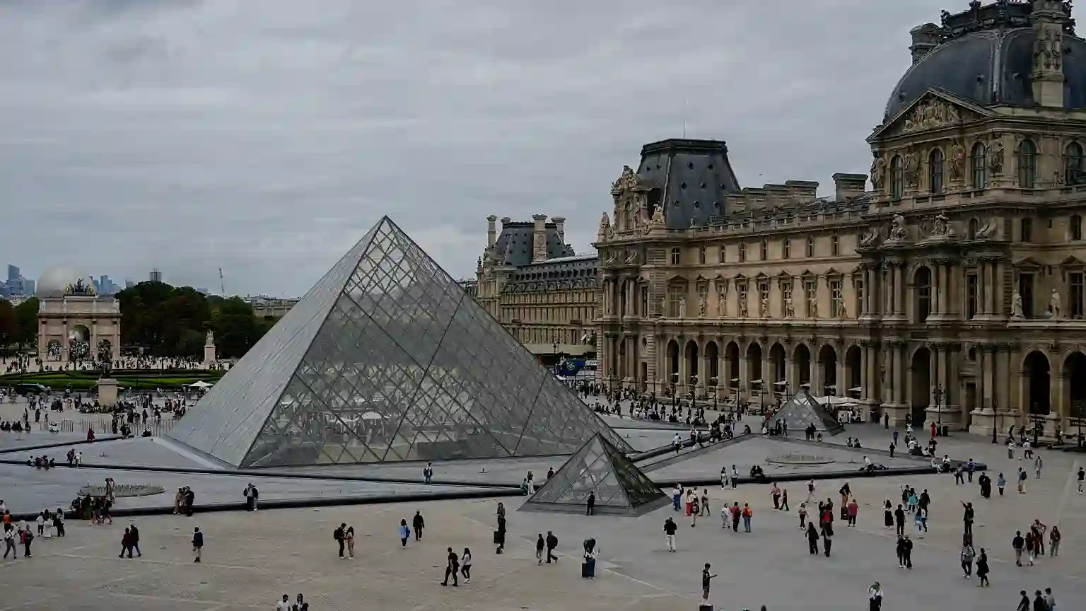 Riapre il Museo del Louvre: intanto, proseguono le indagini sul furto ...