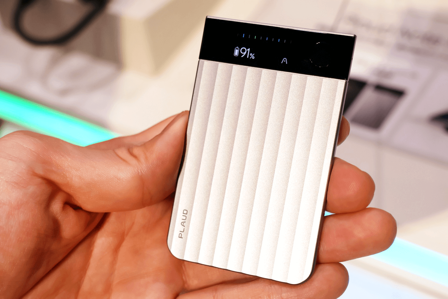 未来感全開のAIボイスレコーダー「Plaud Note Pro」登場。音声に画像、テキストも残せる！