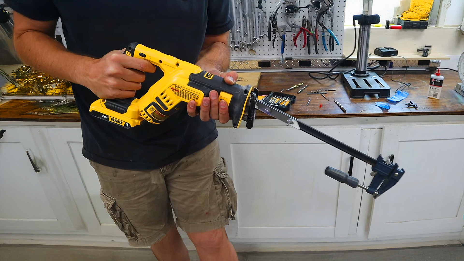 Cheap & easy DIY spray can shaker - homemade spray paint can shaker