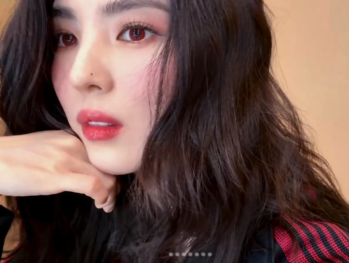 Han Sohee, you're wearing red lenses, too..undeniably overwhelming ...