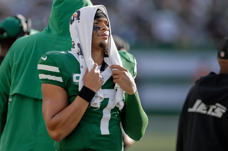 Aaron Glenn keeps Jets' starting QB a secret. Sauce Gardner and Garrett ...