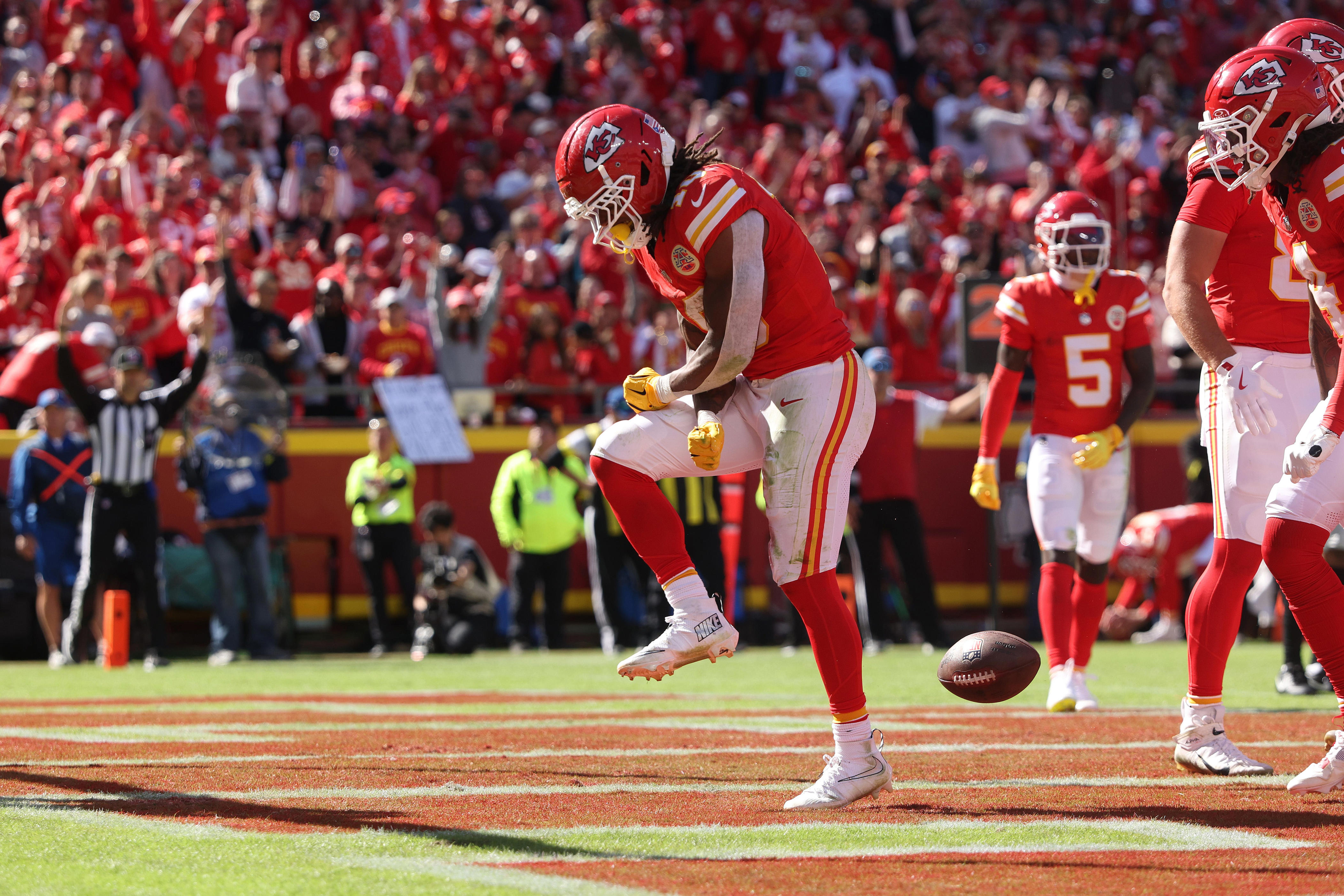 Chiefs vs. Raiders: Isiah Pacheco dashes through defenders to score ...